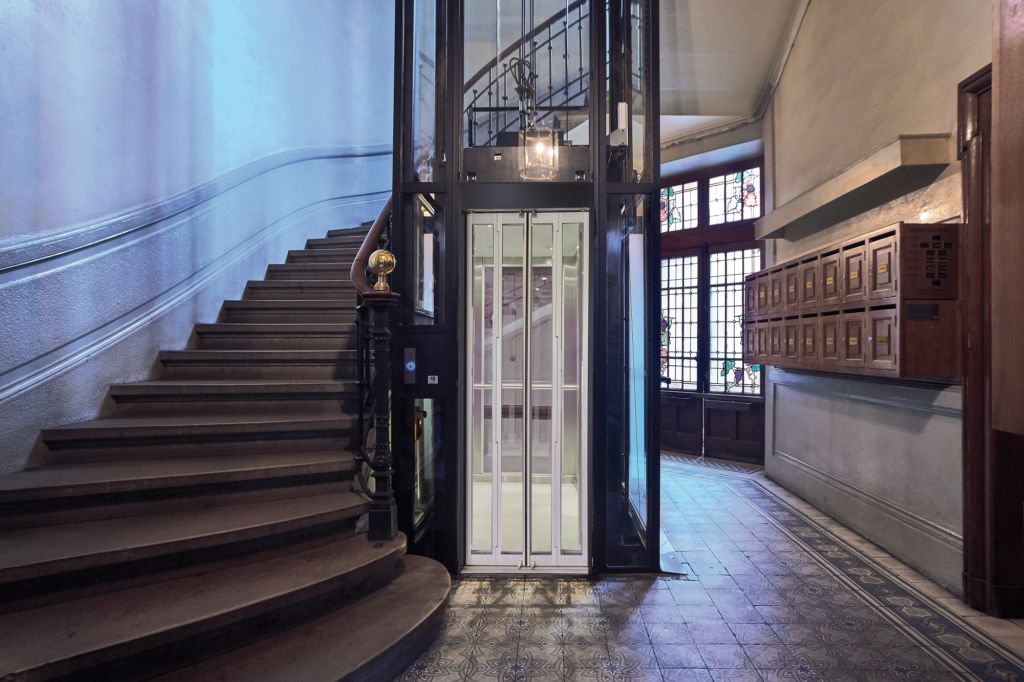 4 doors solutions for 1 lift in an existing building ! - Slycma